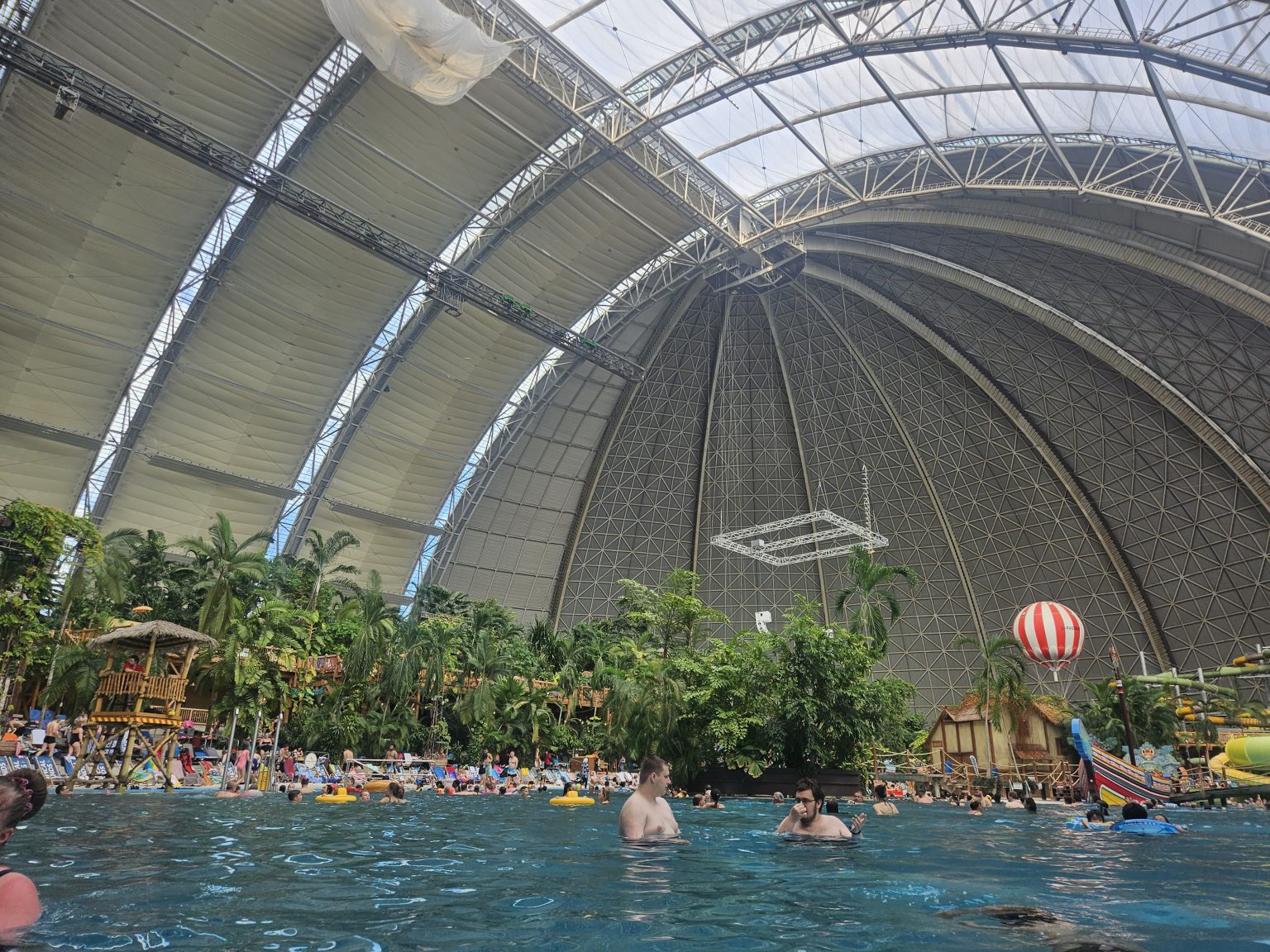 Jak se z hangáru u Berlína stal aquapark Tropical Islands? - Výlevy.cz